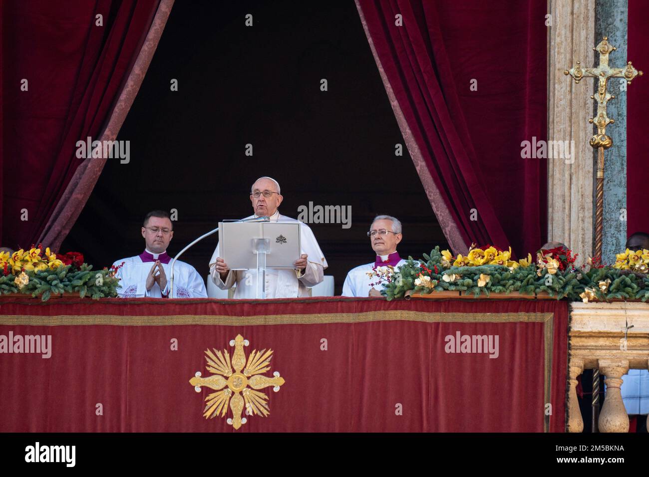 Pope Francis delivers his traditional Christmas Message and 'Urbi et ...