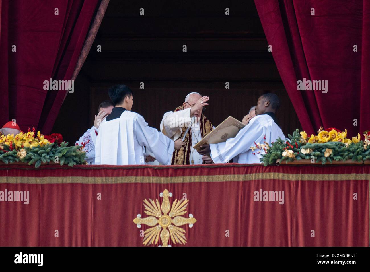Pope Francis delivers his traditional Christmas Message and 'Urbi et ...
