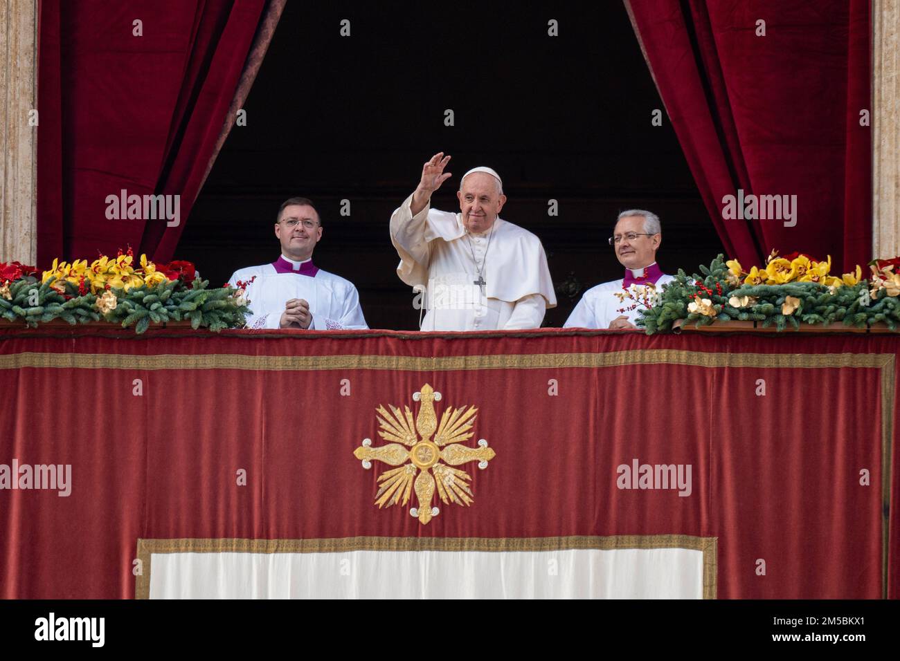 Vatican City, Vatican. 25th Dec, 2022. Pope Francis waves from the ...