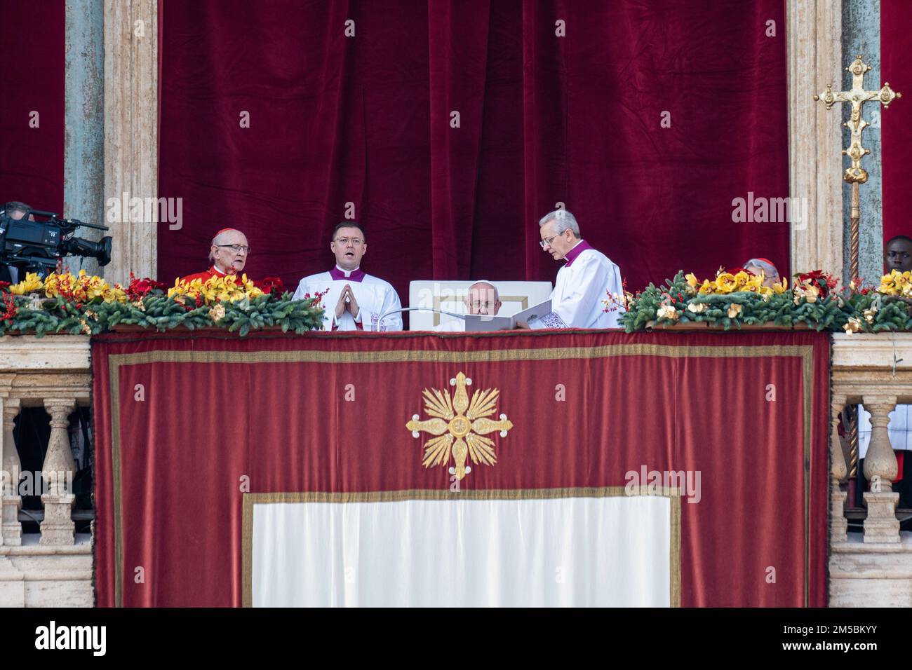 Pope Francis delivers his traditional Christmas Message and 'Urbi et ...