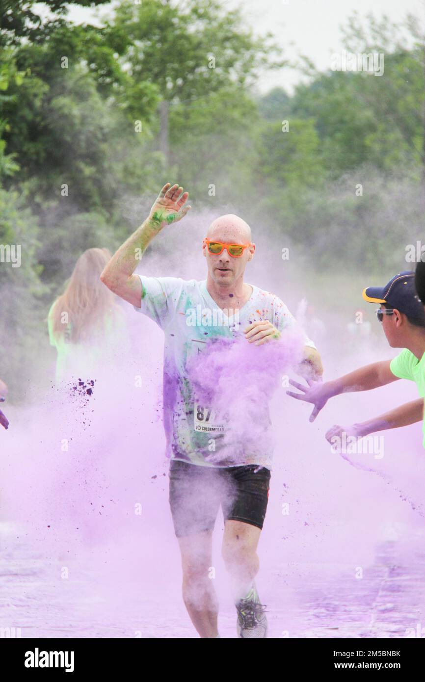 The colour run event, hands hi-res stock photography and images - Alamy