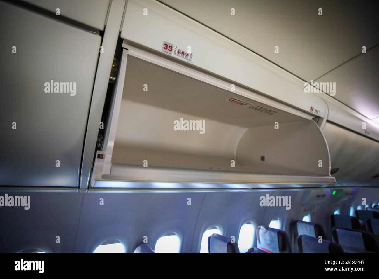 The first test flight saw the world's first C919 take off from Shanghai ...