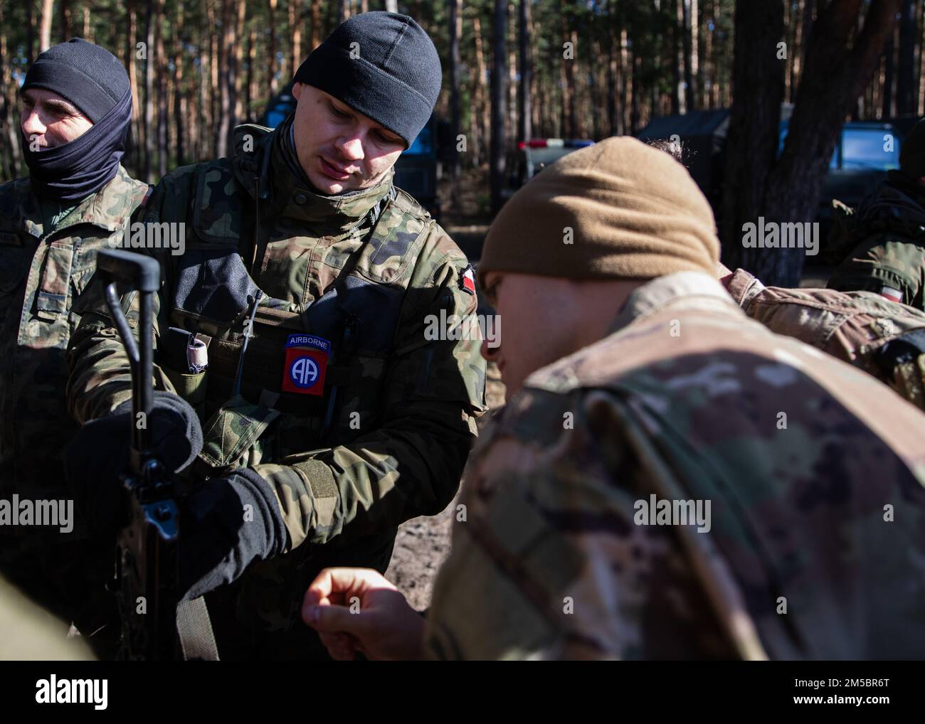 Polish soldiers assigned to the 21st Rifle Brigade teach Paratroopers ...