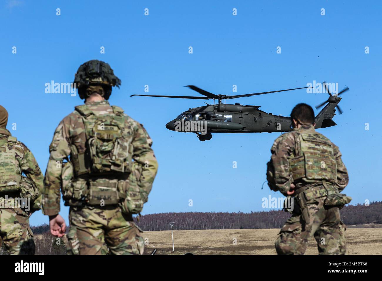 U.S. Army Paratroopers assigned to the 82nd Airborne Division conduct ...