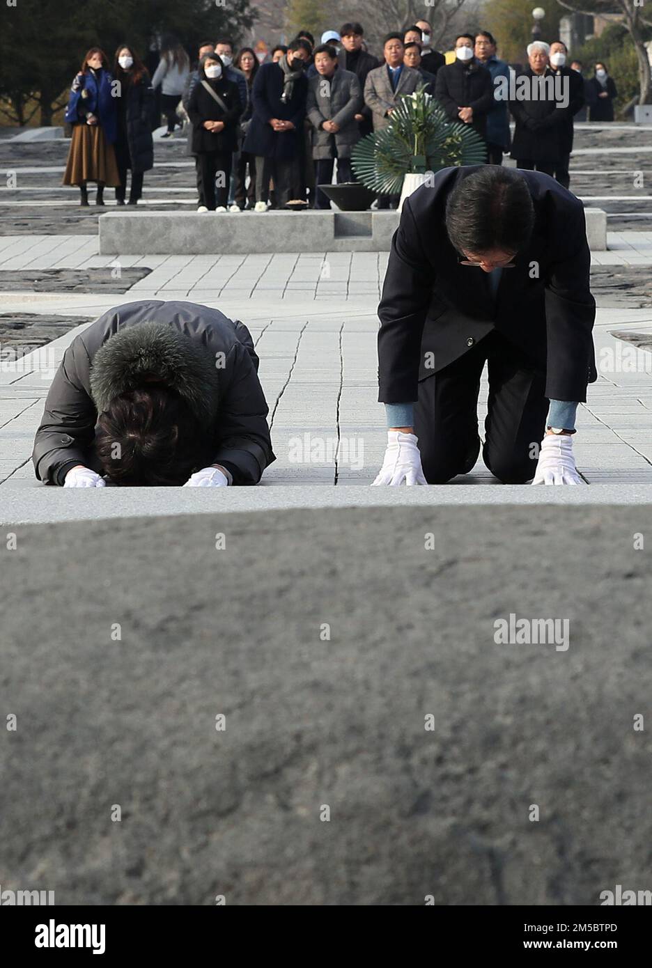 28th Dec, 2022. Ex-S. Gyeongsang governor honors late president Former ...
