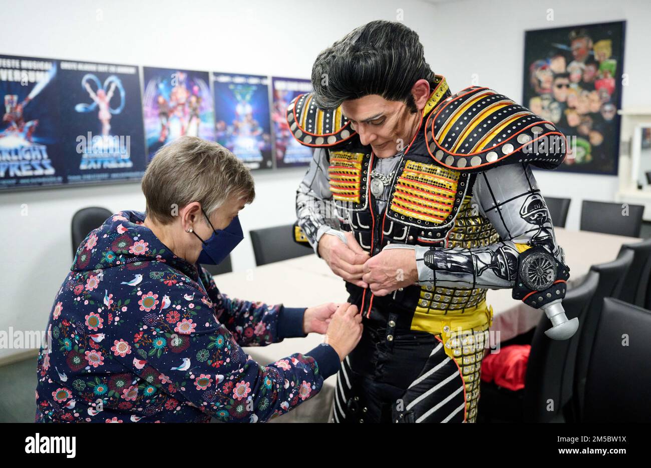Bochum, Germany. 07th Dec, 2022. Dpa editor Ulli Brünger (r) puts on ...