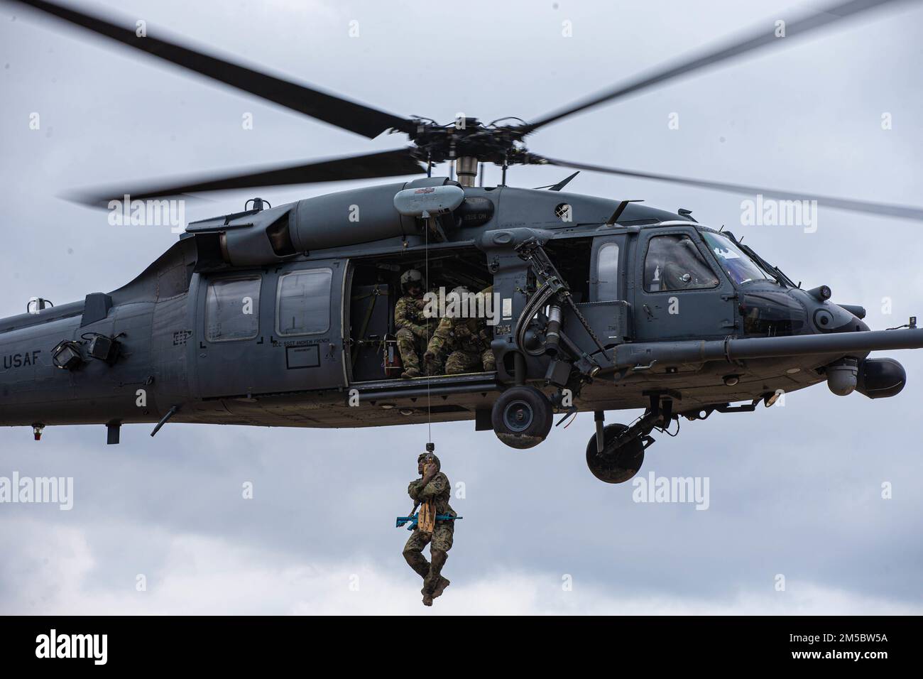 Jungle penetrator hoist training hi-res stock photography and images ...