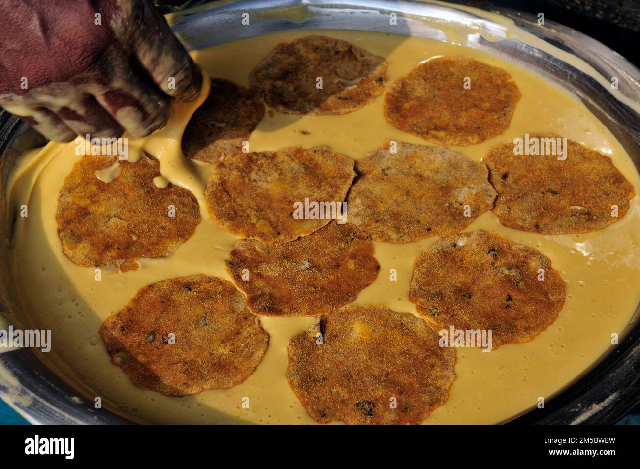 Bengali snack preparation. Kolkata, India Stock Photo - Alamy