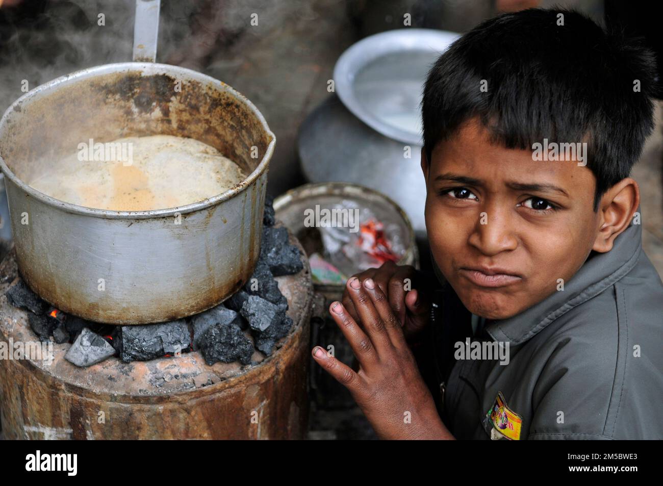 A street tea vendor in Kolkata, West Bengal, India Stock Photo - Alamy