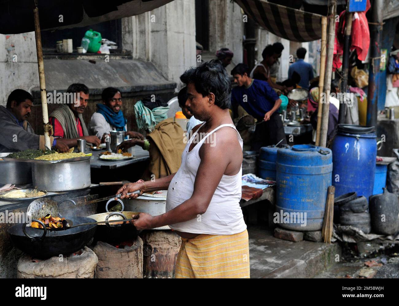 A street food restaurant on Netaji Subhash Chandra Bose Rd in Kolkata ...