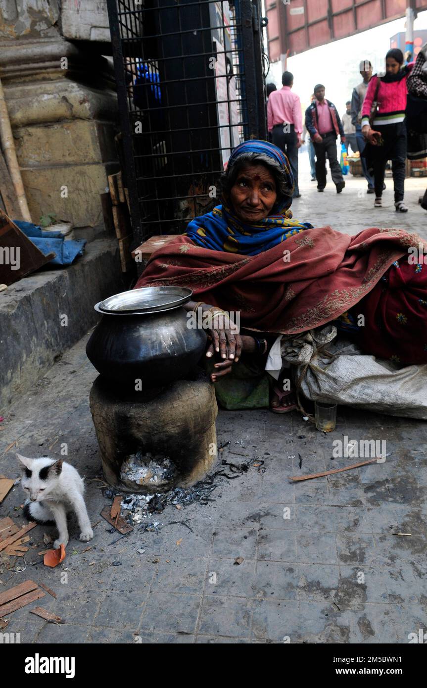 Homeless woman street hi-res stock photography and images - Alamy