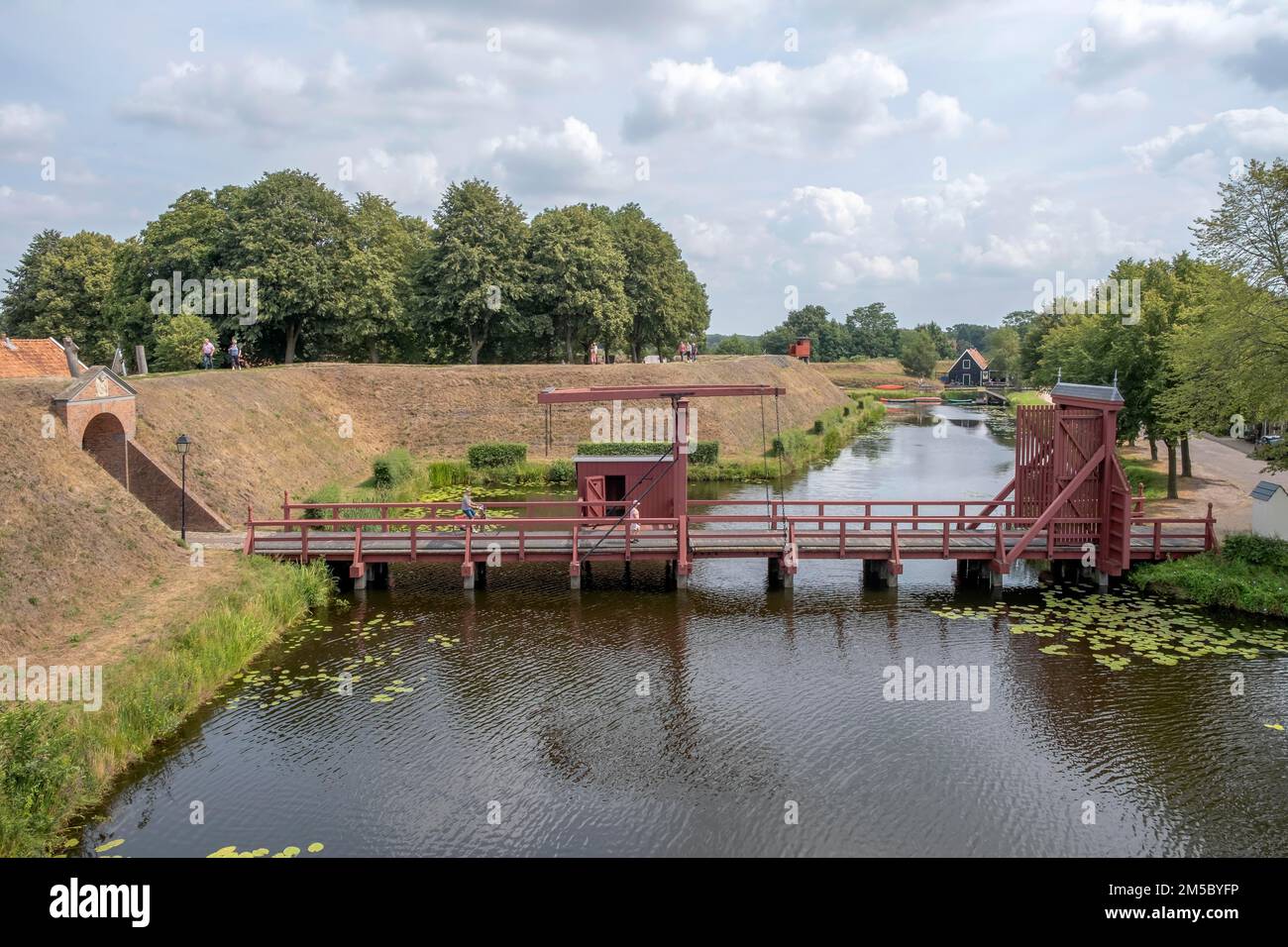 Castle moat drawbridge hi-res stock photography and images - Alamy