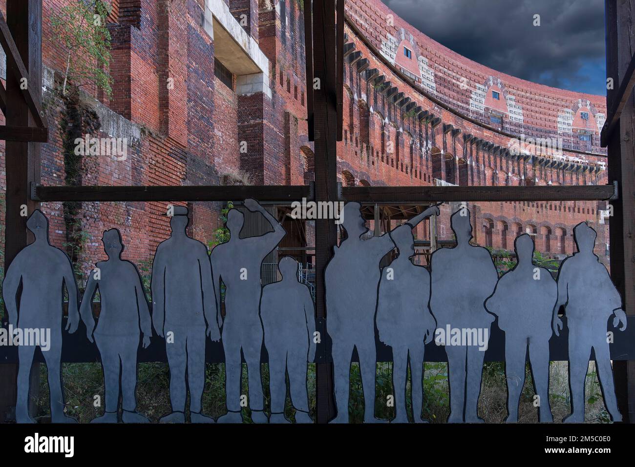 Figures as visitors in the inner courtyard of the Congress Hall ...