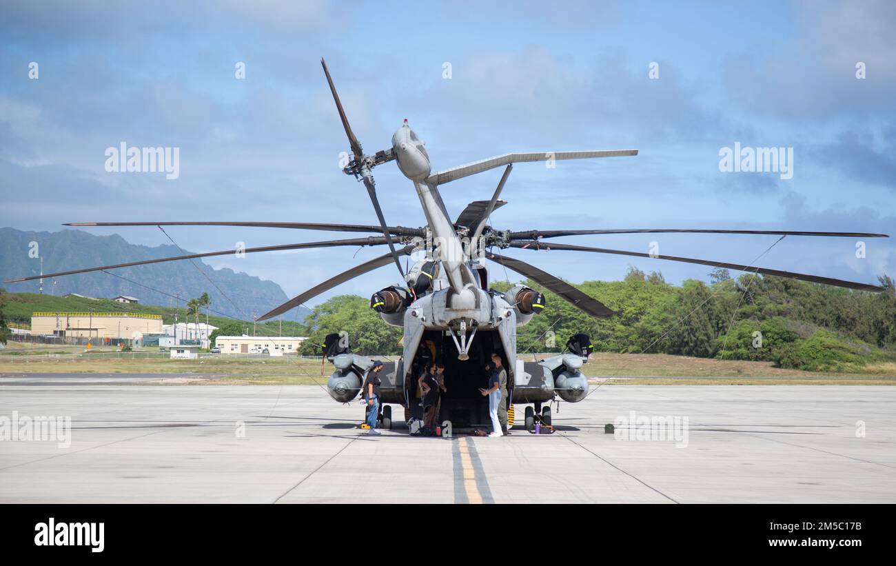 U.S. Marines with Marine Medium Tiltrotor Squadron (VMM) 268, 1st ...