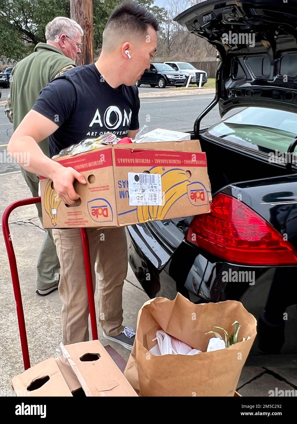 Helping hands food pantry hi-res stock photography and images - Alamy