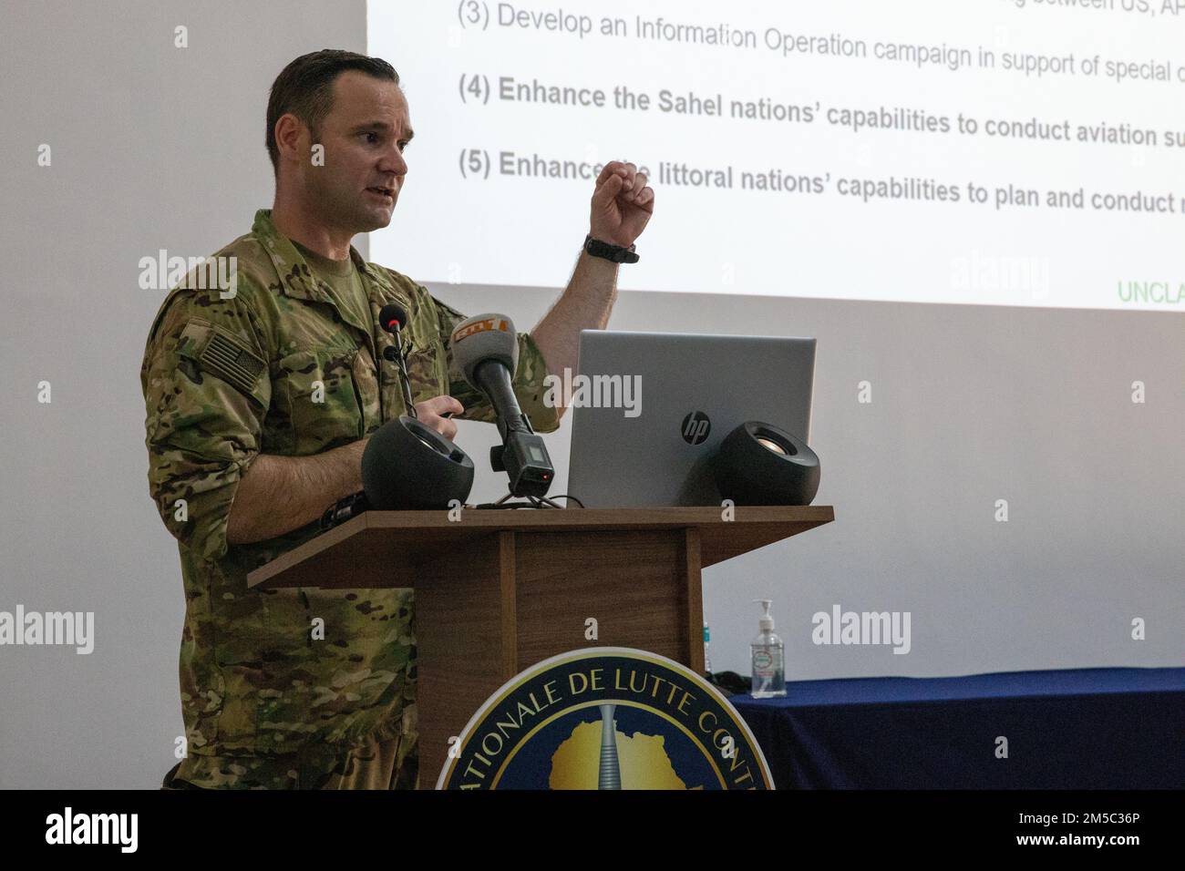 Ltc. Daniel Blankenhorn, Flintlock exercise director, briefs ...