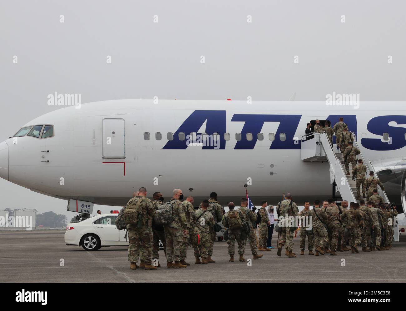 U.S. Army Soldiers assigned to the 1st Armored Brigade Combat Team, 3rd ...