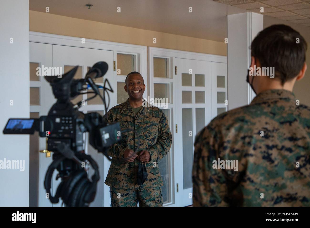 U s commanding officer colonel michael hi-res stock photography and ...