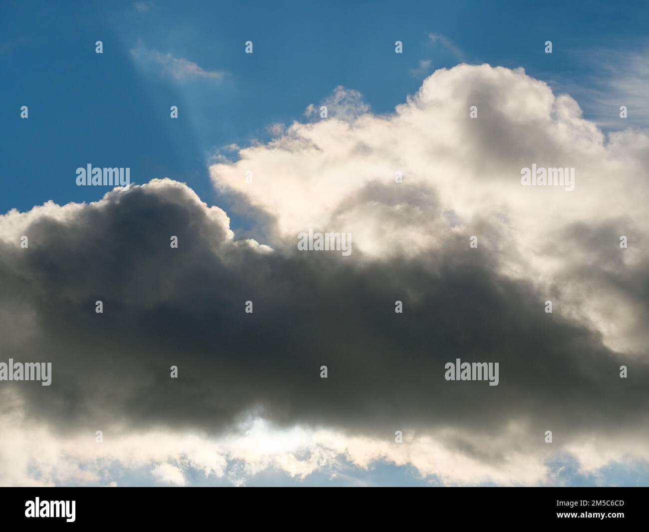 Deep bright blue sky hi-res stock photography and images - Alamy