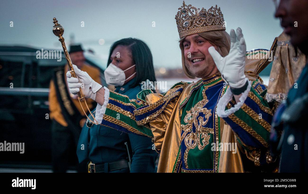 James Reiss III, King Rex, walks toward his stage during Lundi Gras at ...