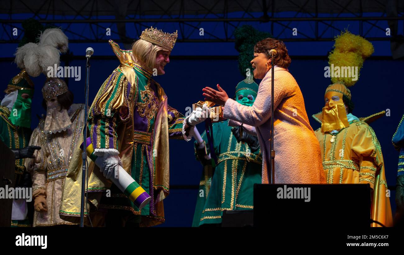 James Reiss III, left, crowned Rex, receives the key to the city of New ...