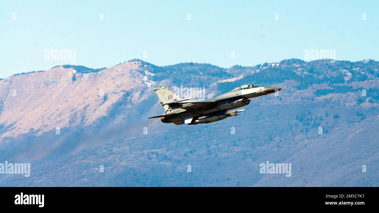 A U.S. Air Force F-16 Fighting Falcon from the 555th Fighter Squadron ...