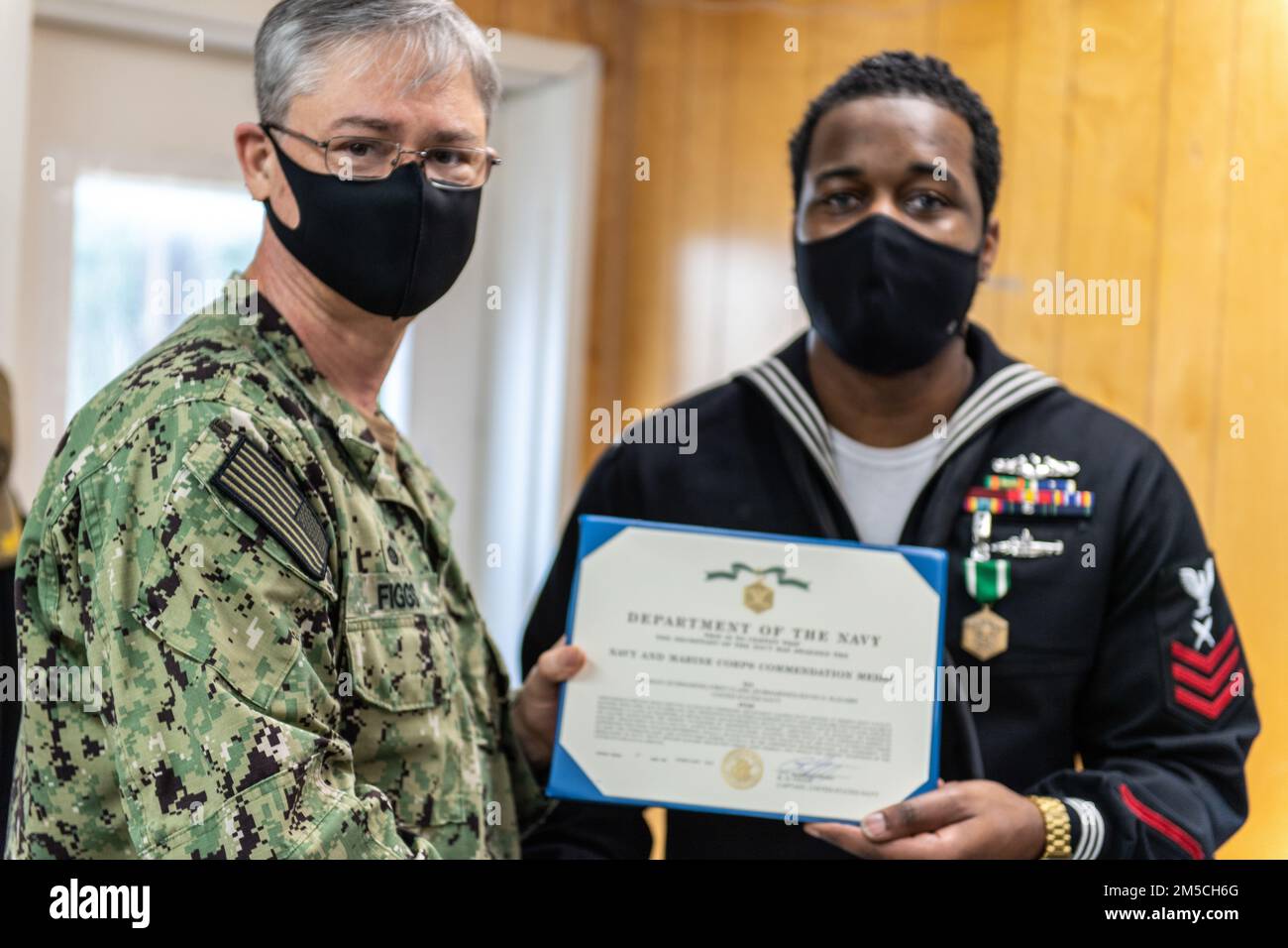 SILVERDALE, Wash. (Mar. 1, 2022) – U.S. Navy Capt. Robert Figgs (left ...