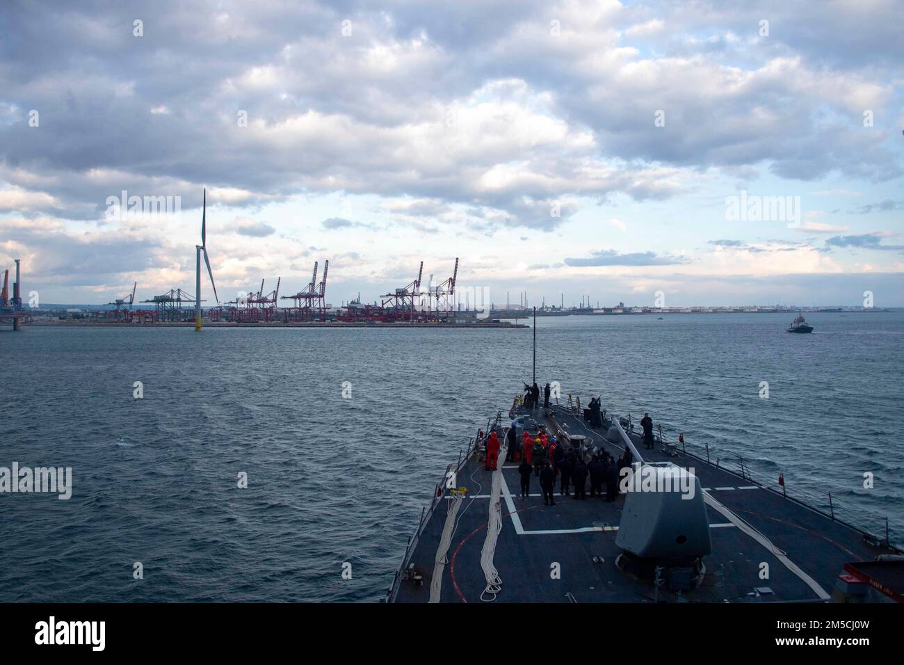 Guided missile destroyer uss gonzalez hi-res stock photography and ...