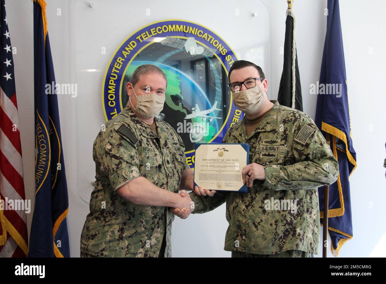 CDR Nichols awards IT1 Hedberg with a Navy and Marine Corps Achievement ...