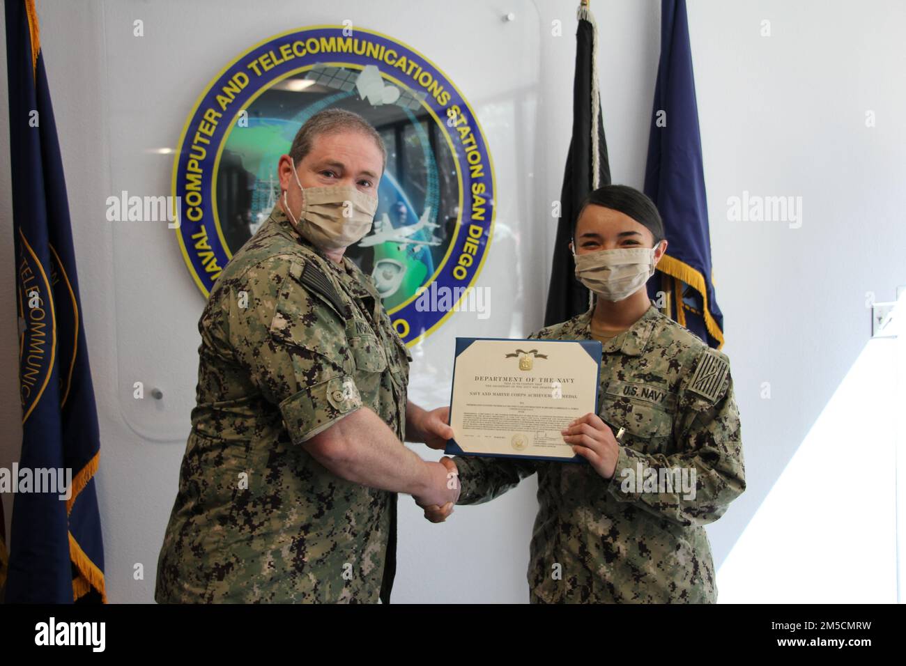 CDR Nichols awards IT2 Goble with a Navy and Marine Corps Achievement Medal Stock Photo - Alamy