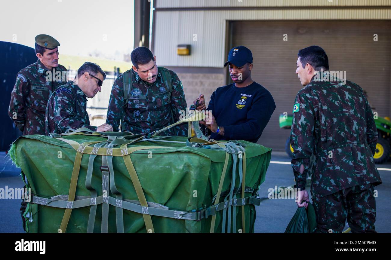 Soldiers from the Brazilian Army 5th Battalion, 12th Infantry Brigade ...