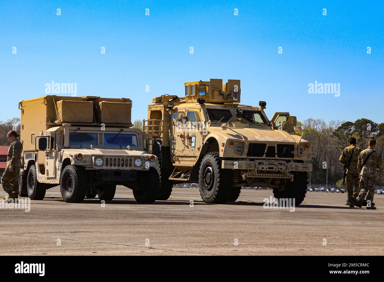 U.S. Army service members assigned to the 3rd Infantry Division help ...