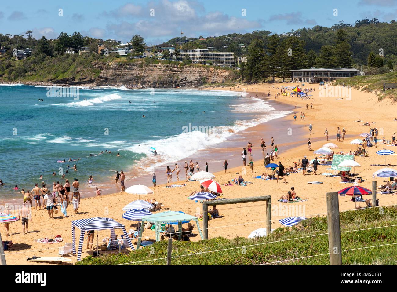 Avalon Beach in Sydney, busy summers day at the beach in Sydney with ...
