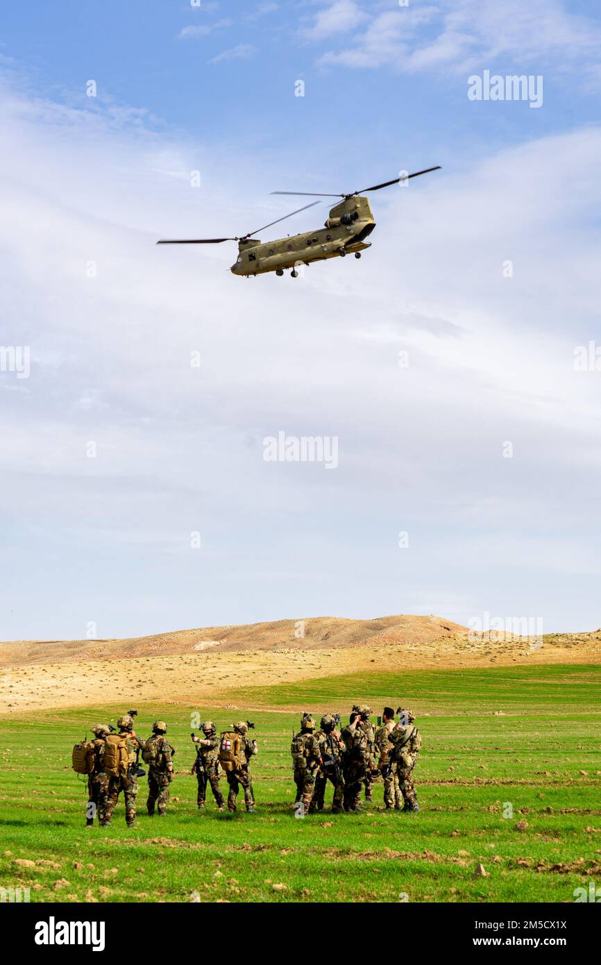 A ch 47 chinook helicopter crew ch hi-res stock photography and images ...