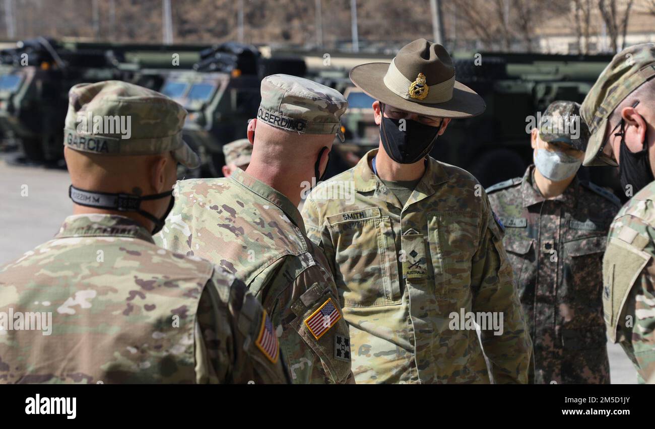 Soldiers from 3/1ABCT discuss training with Maj. Gen. Smith in their ...