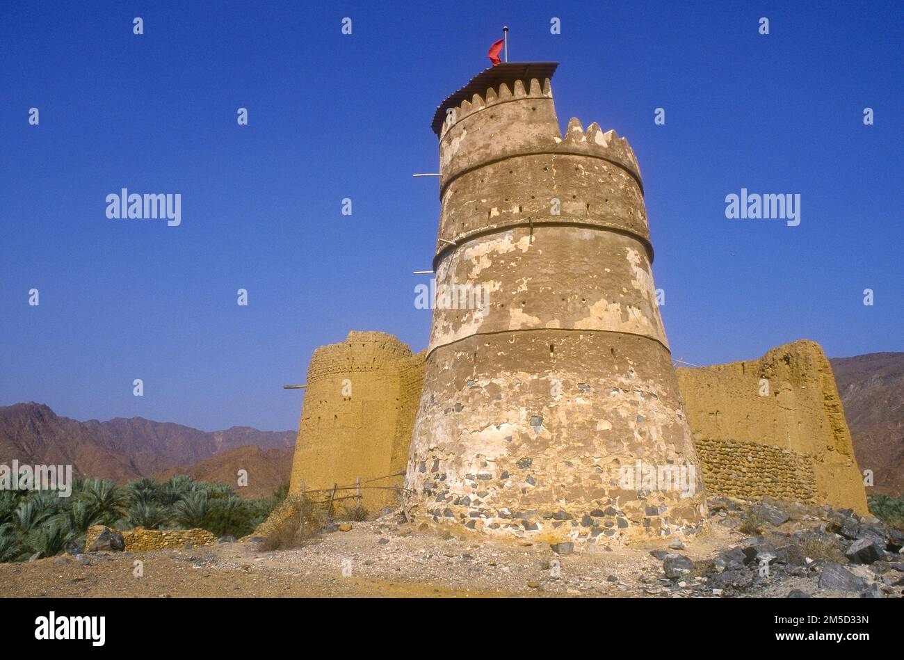 Mudbrick fort at Bithnah commands the main pass through the Hajar ...