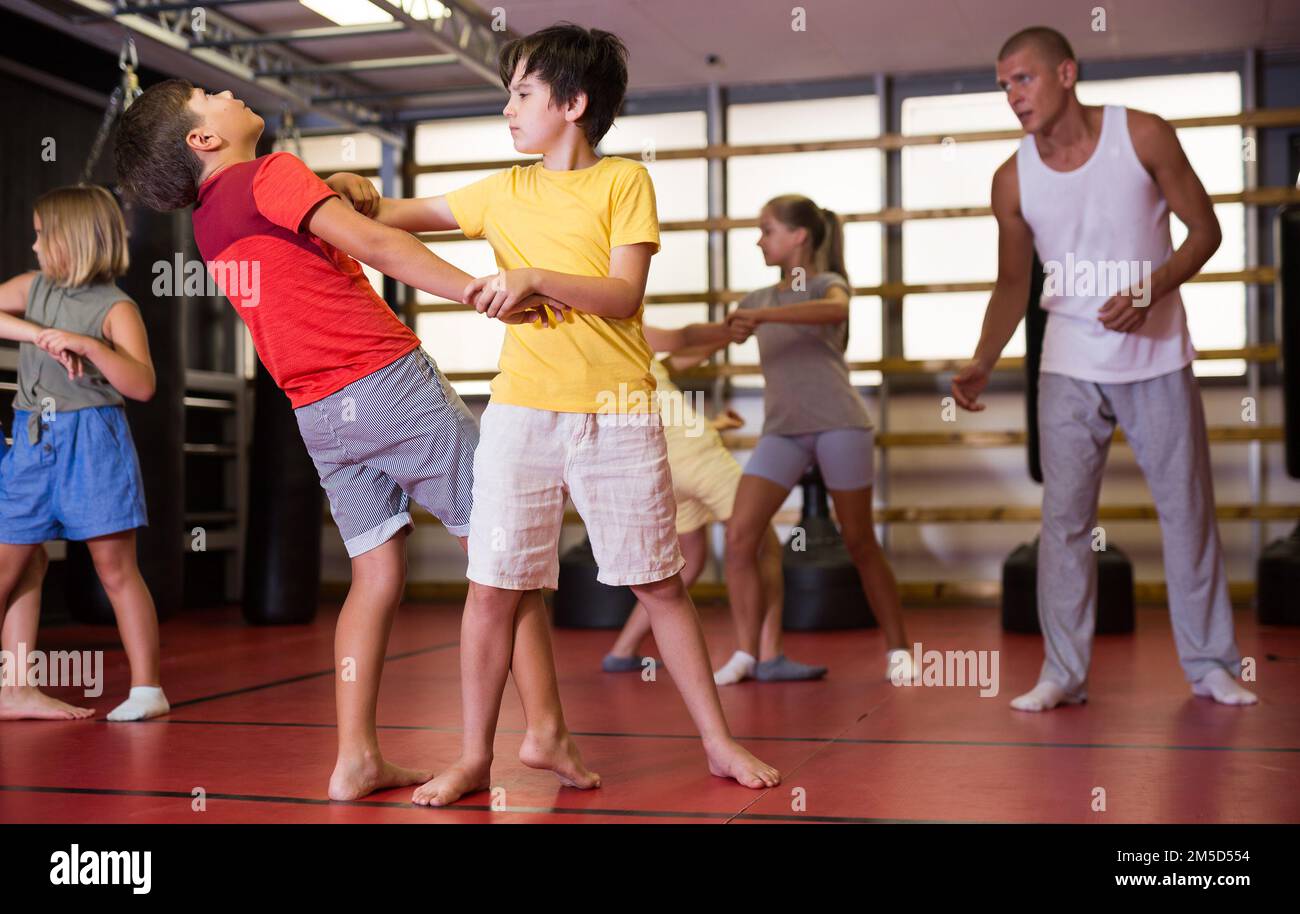 Girls and boys training self-protection moves on each other Stock Photo ...