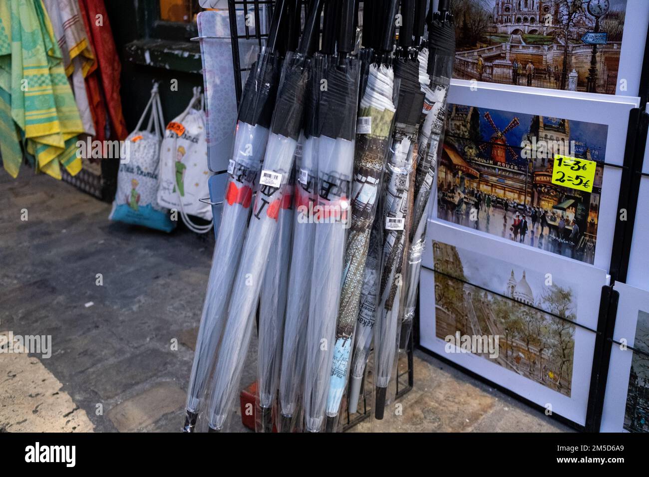France, Paris, 2021-12-04. Illustration of tourism and daily life in ...
