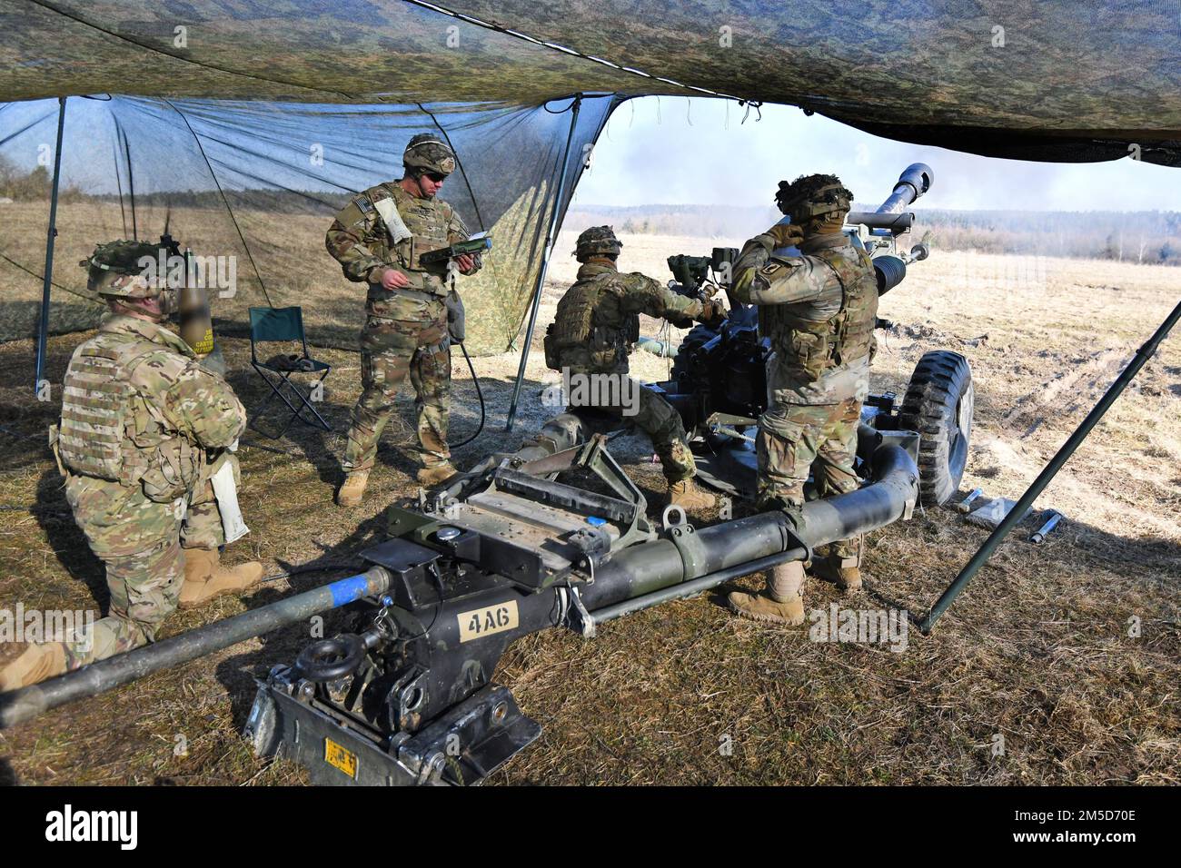 U.S. Army paratroopers with Alpha Battery, 4th Battalion, 319th ...