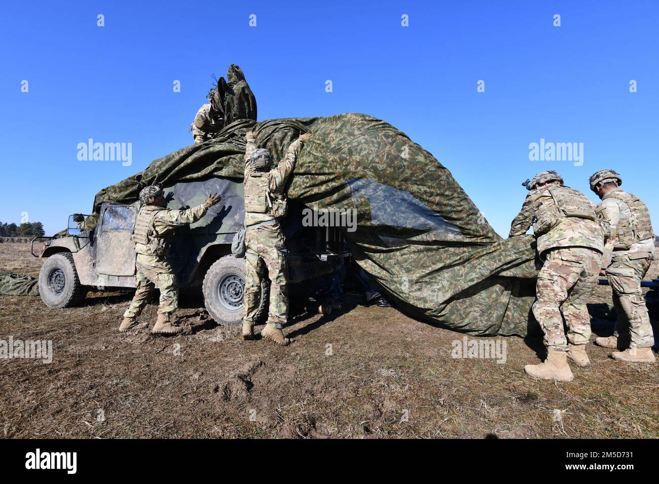 U.S. Army paratroopers with Alpha Battery, 4th Battalion, 319th ...
