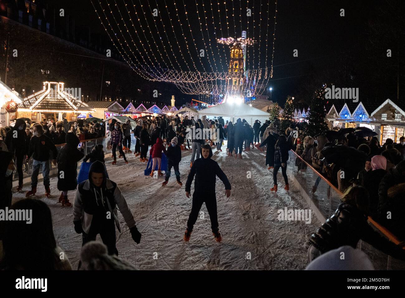 France, Paris, 2021-12-04. Illustration of tourism and daily life in ...