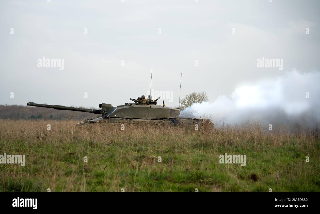 Two soldiers in grass hi-res stock photography and images - Alamy
