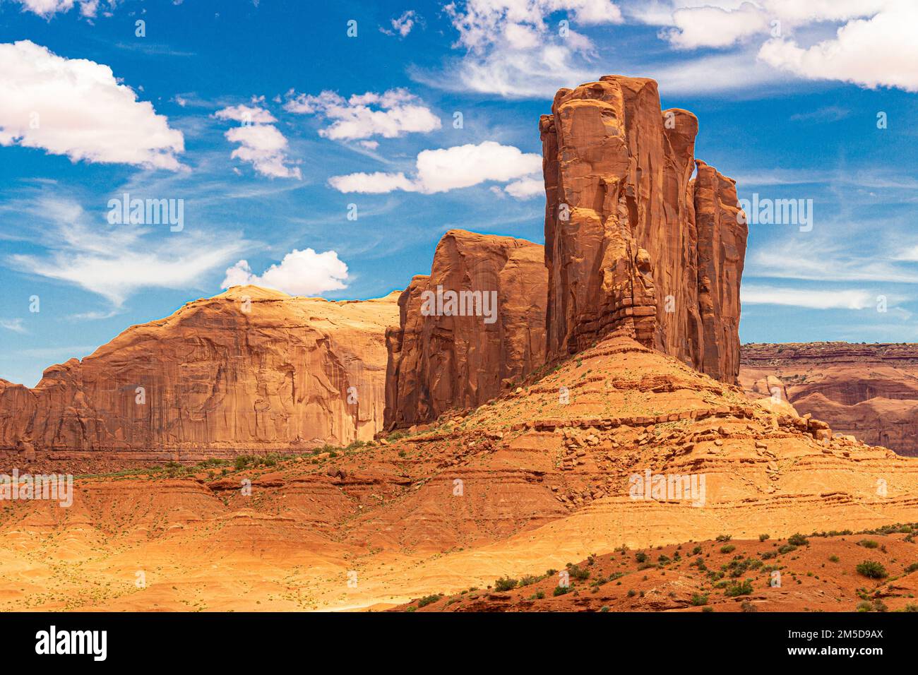 The Elephant Butte rock formation in the Monument Valley Navajo ...