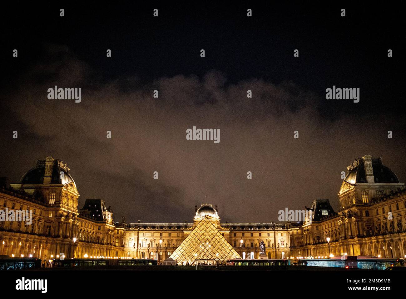 France, Paris, 2021-12-04. Illustration of tourism and daily life in ...