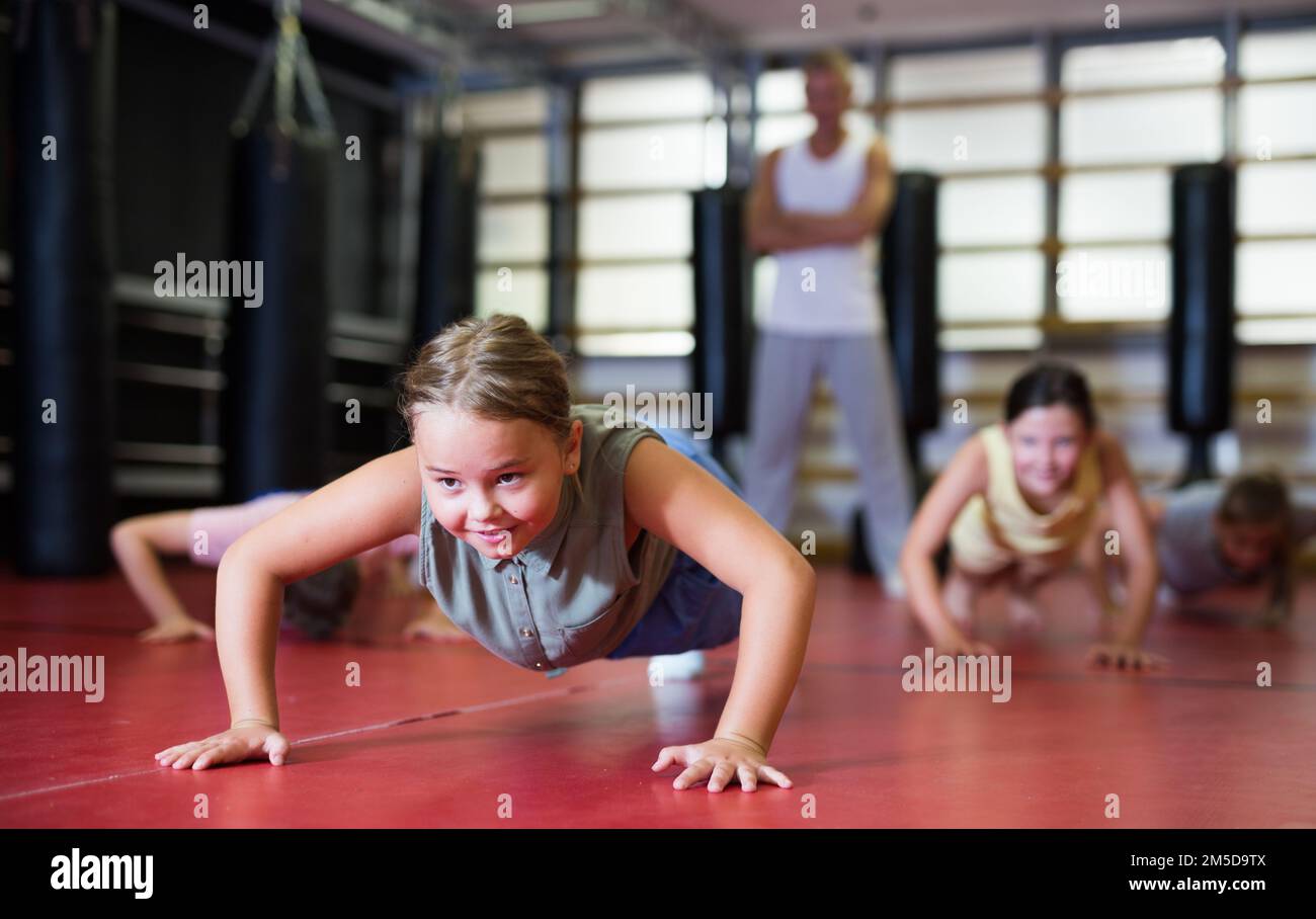 Kids doing push-ups in gym Stock Photo - Alamy
