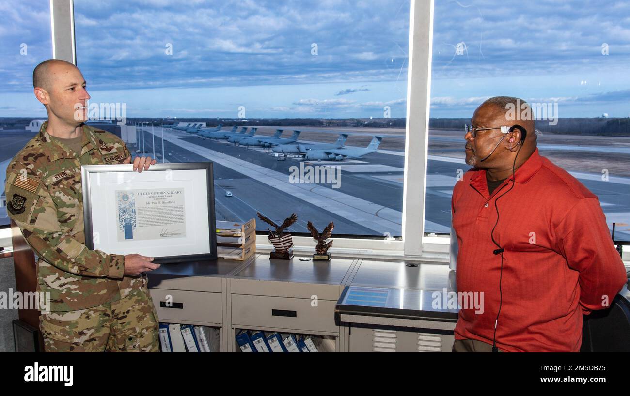 Lt gen gordon a blake aircraft assist award hi-res stock photography ...