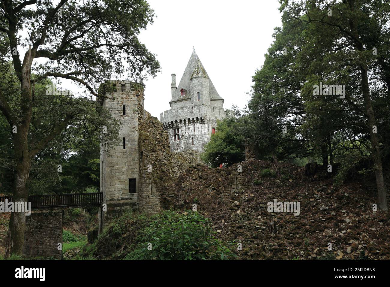 The gatehouse with the Keep behind, Forteresse de Largoet, Elven ...