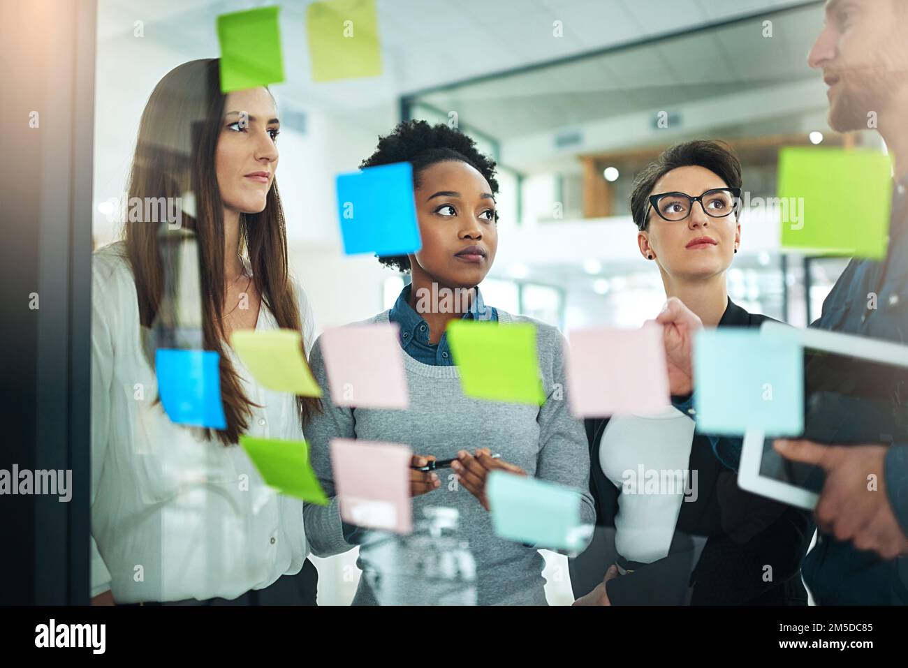 Using sticky notes hi-res stock photography and images - Alamy