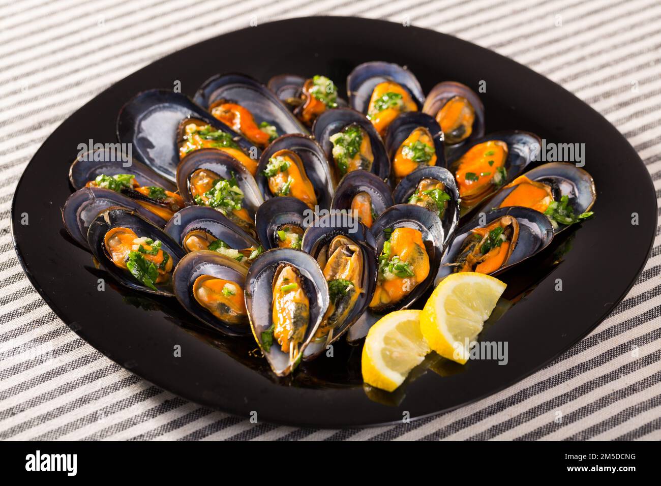 Mussel plates hi-res stock photography and images - Alamy