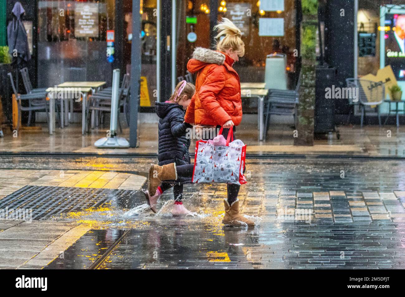 Preston, Lancashire. 28 Dec 2022, UK Weather. Shops, shoppers, shopping ...
